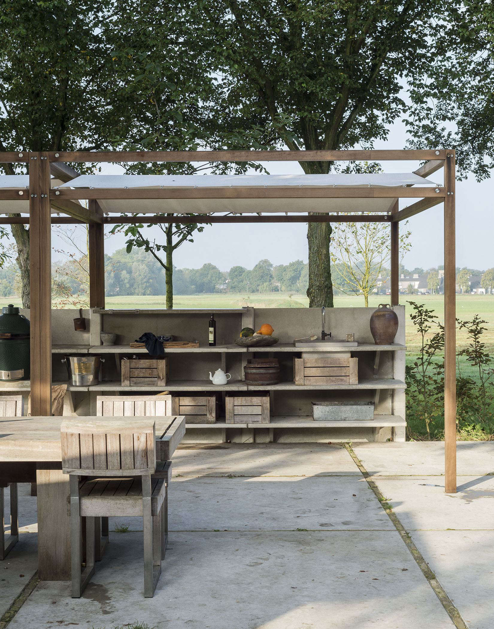 Steal This Look: The Ultimate Summery Outdoor Kitchen - Remodelista