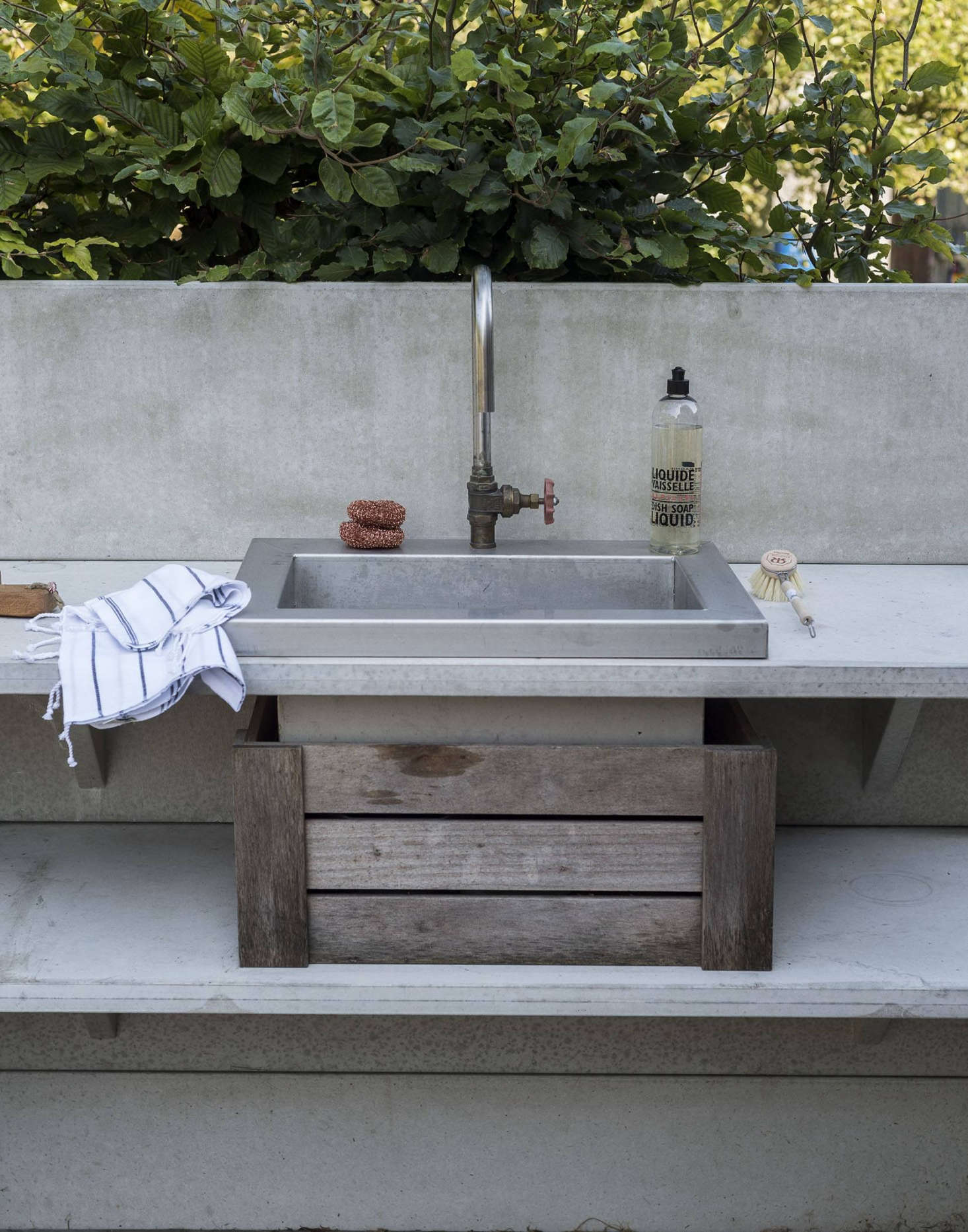 Steal This Look: The Ultimate Summery Outdoor Kitchen - Remodelista