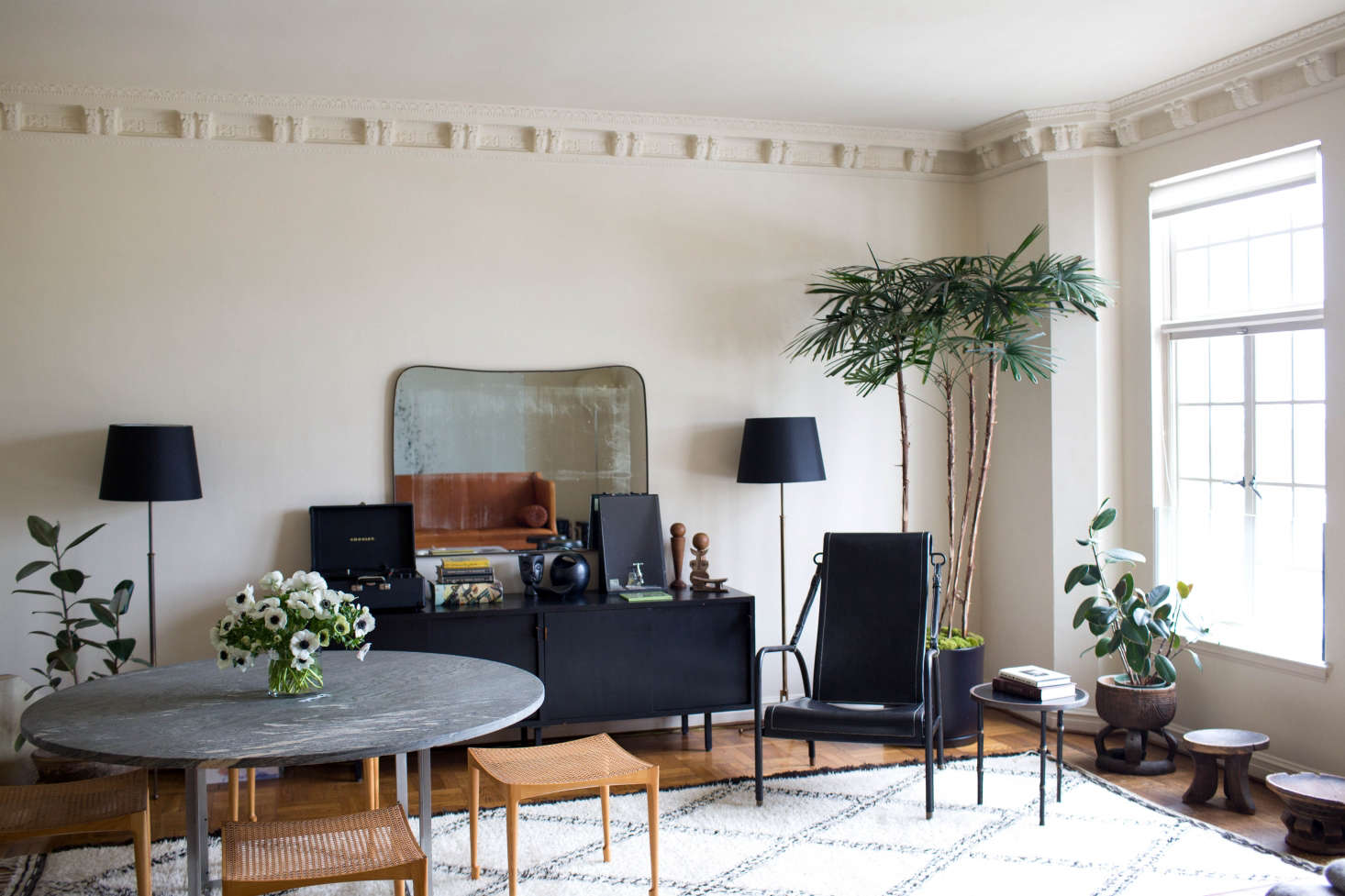 House Call: Gallerist Lisa Overduin’s Artful Apartment in Los Angeles ...
