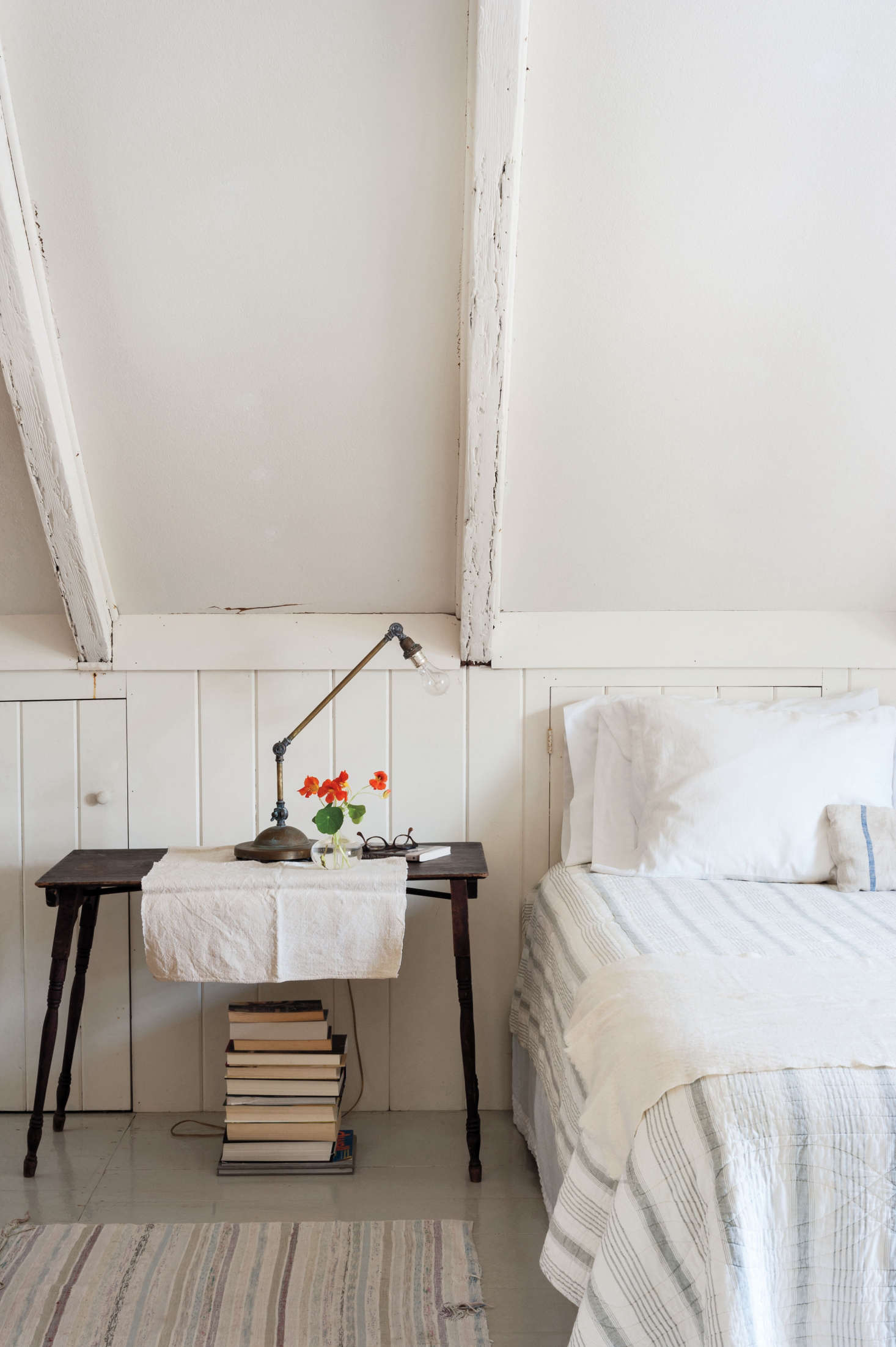 Domestic Dispatches: 7 Secrets for Making the Perfect Bed - Remodelista