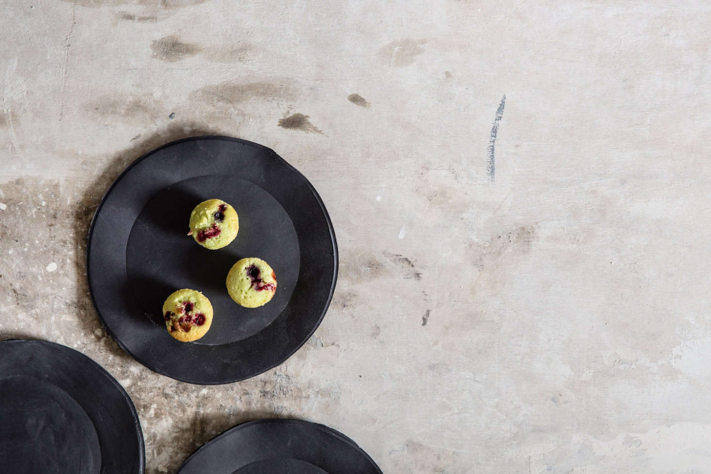10 Easy Pieces: Dramatic Black Dinnerware - Remodelista