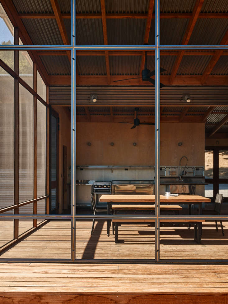 The Summer Kitchen: 16 Favorite Indoor/Outdoor Kitchens from the ...