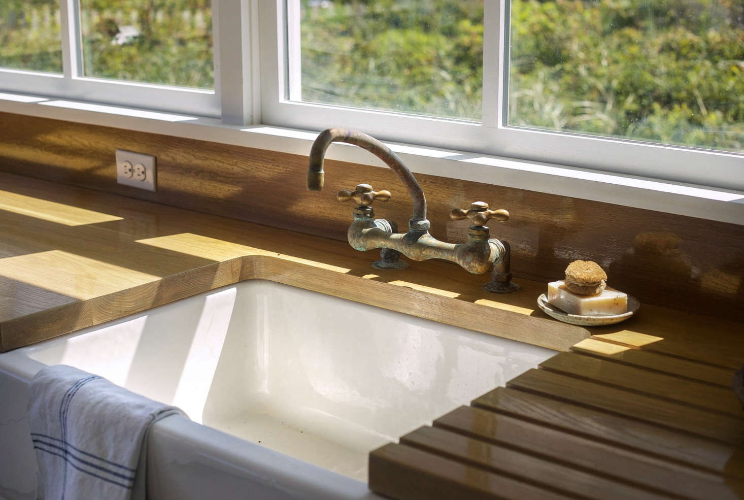 Kitchen of the Week: A Compact, Nautical Entertaining Kitchen on Cape ...