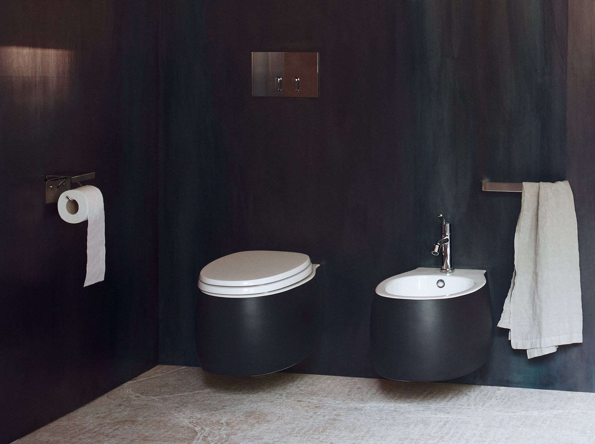 10 Easy Pieces: Black Toilets - Remodelista