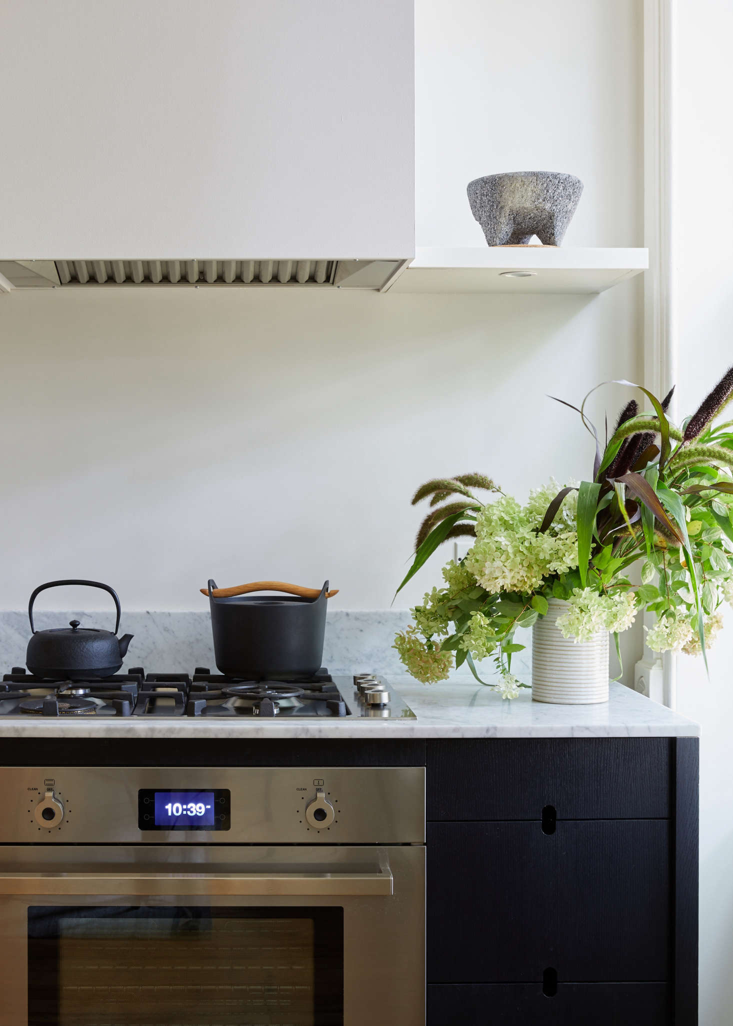 Small streamlined Brooklyn kitchen with black cabinets by architect ...
