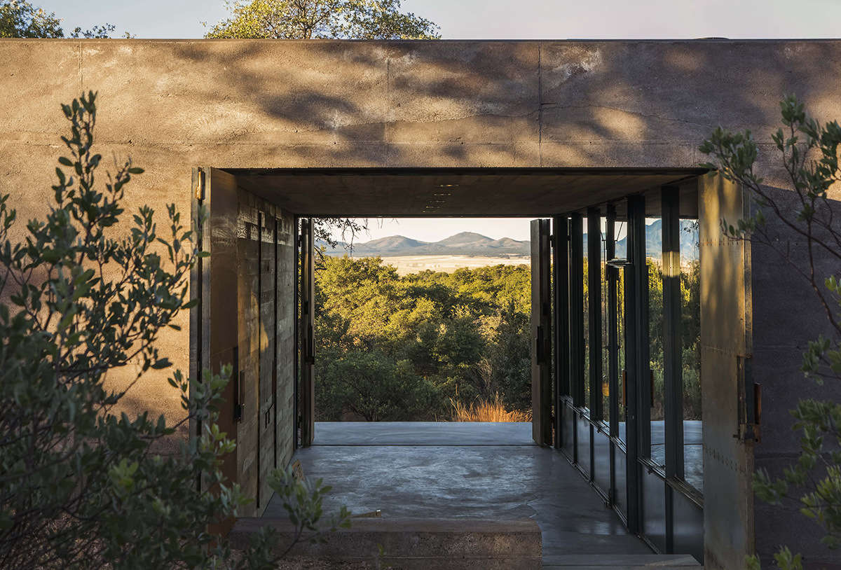 Off the Grid Luxury: A Spare Weekend Home in the Arizona High Desert ...