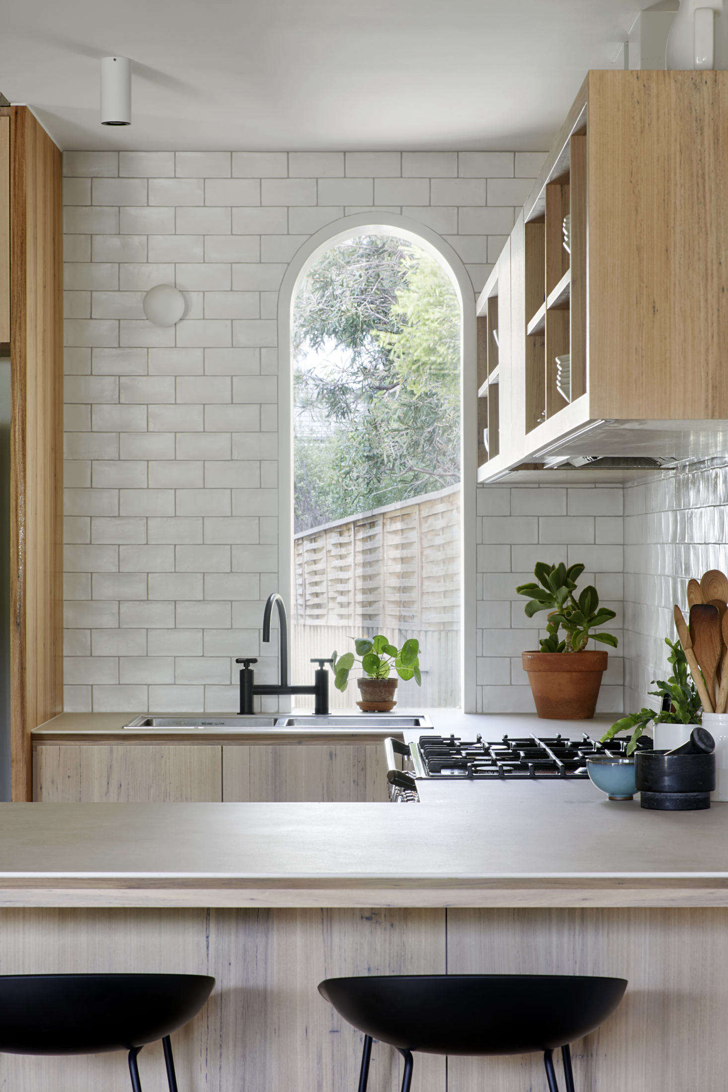 Kitchen of the Week: A Laid-Back Courtyard Kitchen in Australia