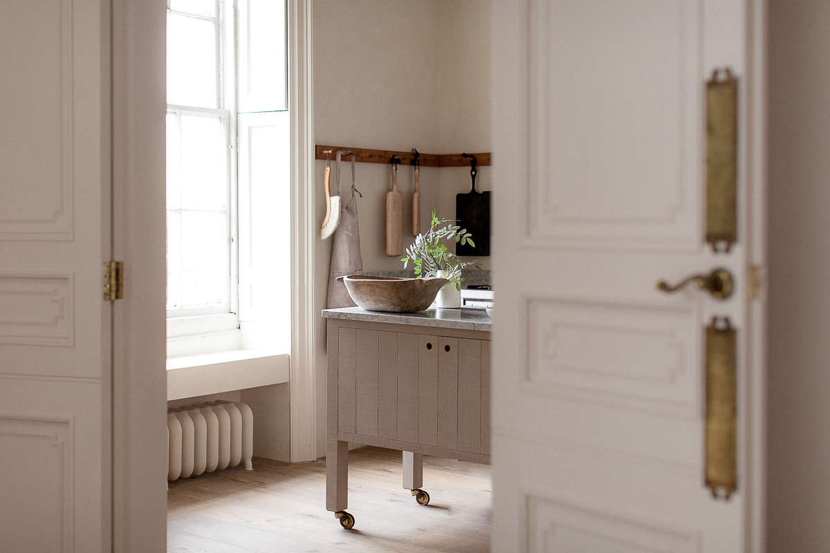 Kitchen of the Week: A Moveable Kitchen in Scotland (Shaker Peg Rail ...