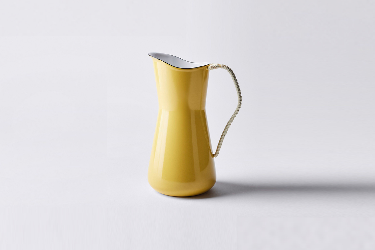Remodelista Reconnaissance: Bright-Colored Pitchers for Summers Outside ...