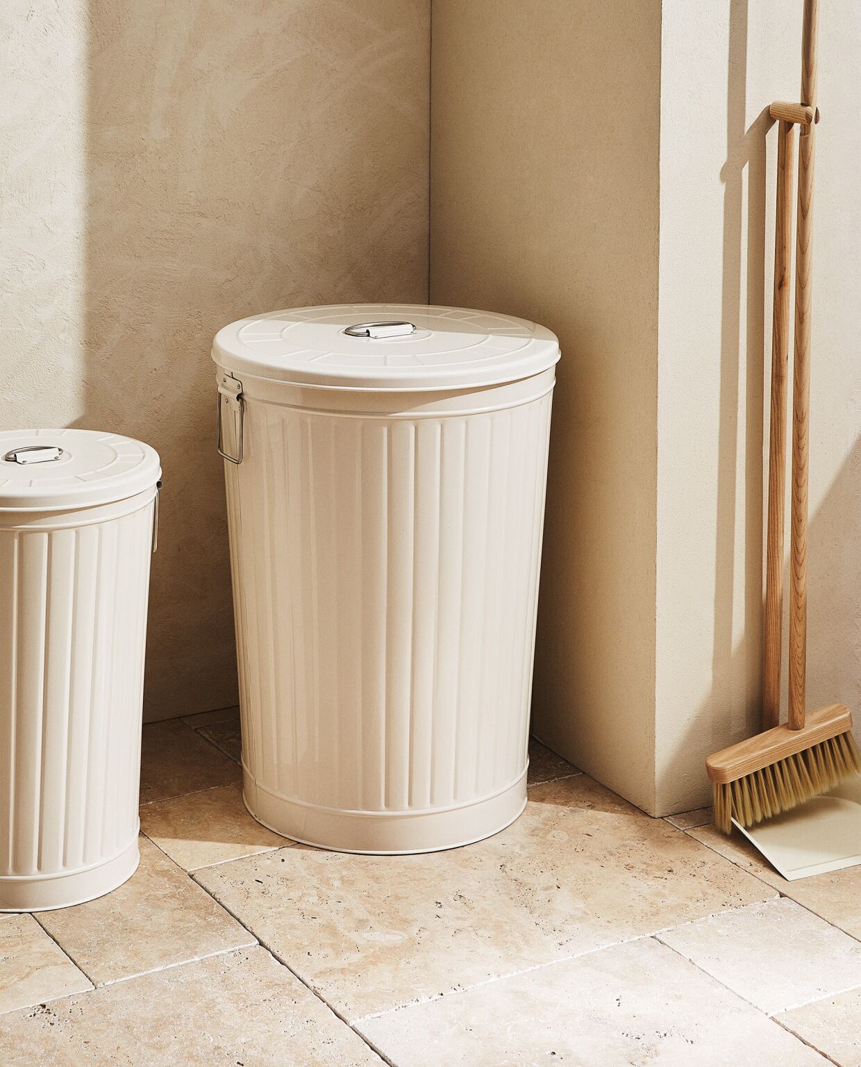 Clean and Tidy: Good-Looking Rubbish Bins from a Surprising Source ...
