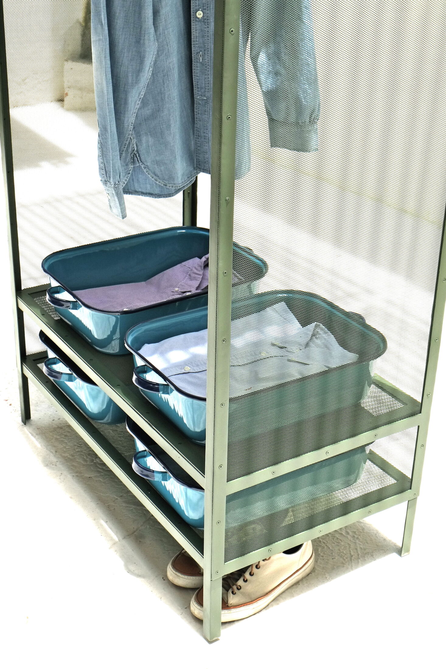 Easy DIY: Pots and Pans as Ceiling Lights and Closet Organizers