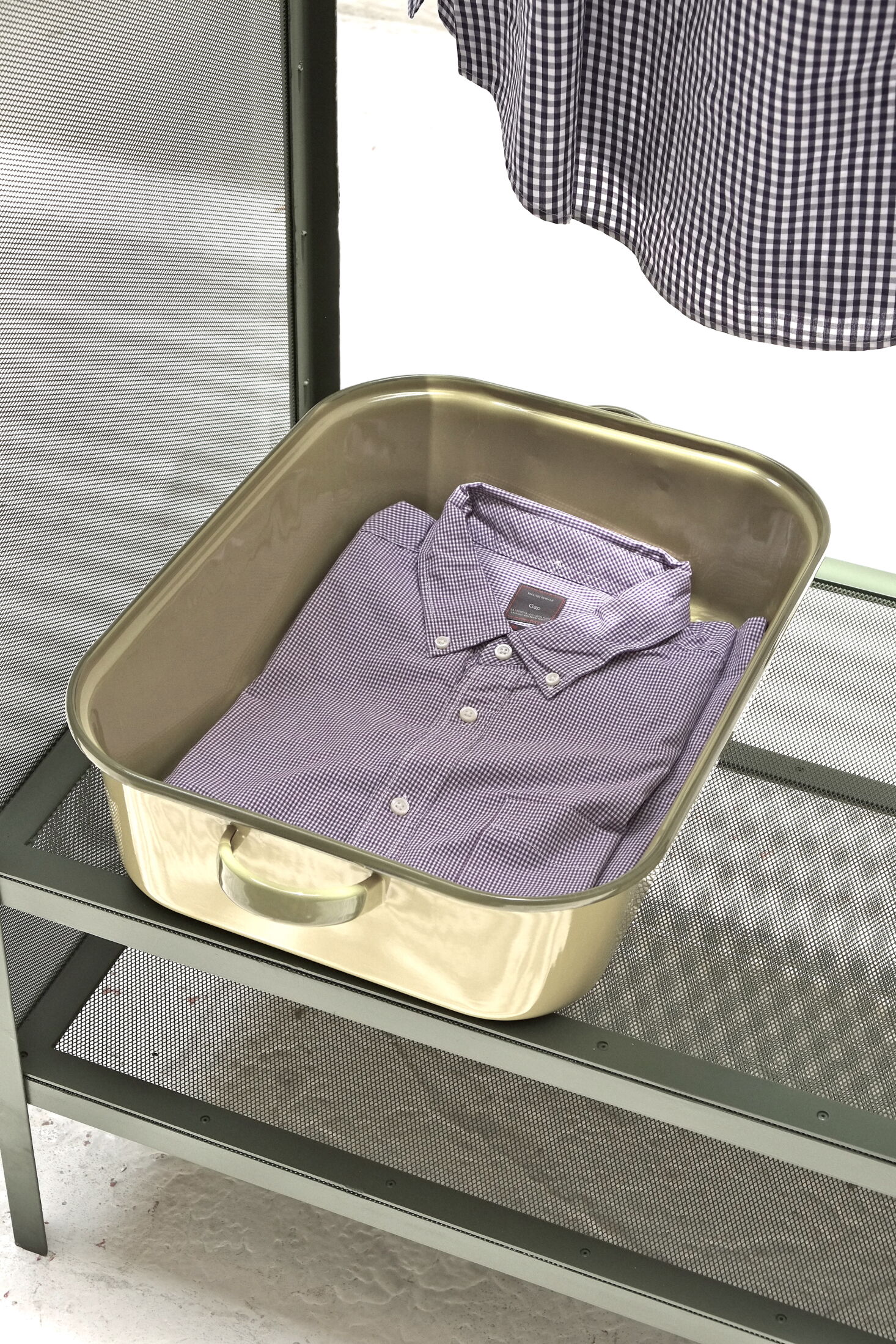 Easy DIY: Pots and Pans as Ceiling Lights and Closet Organizers