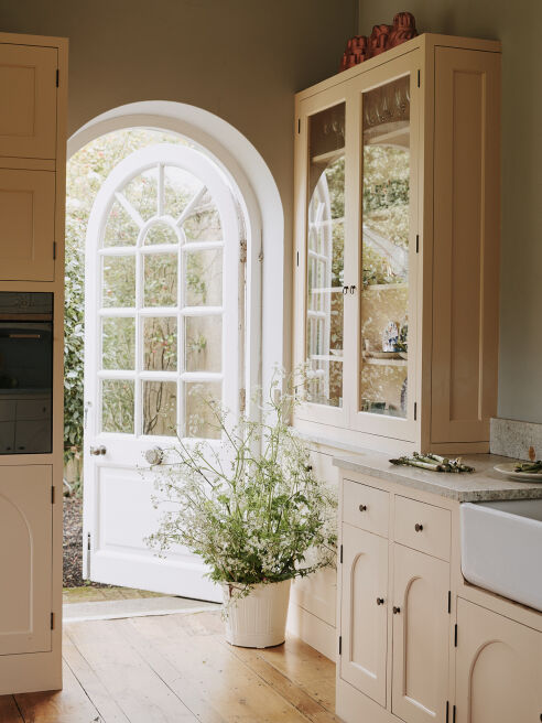 A Traditional, English Arts & Crafts Kitchen in Hampshire, England ...