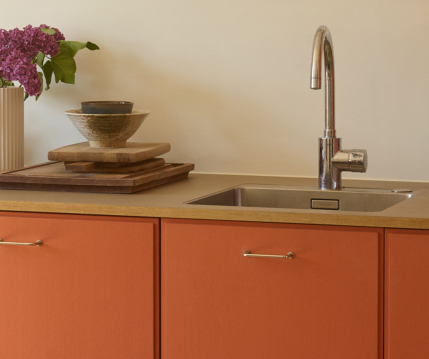 Colorful Clean-Lined Kitchens by Stillark for a Multi-Generational ...