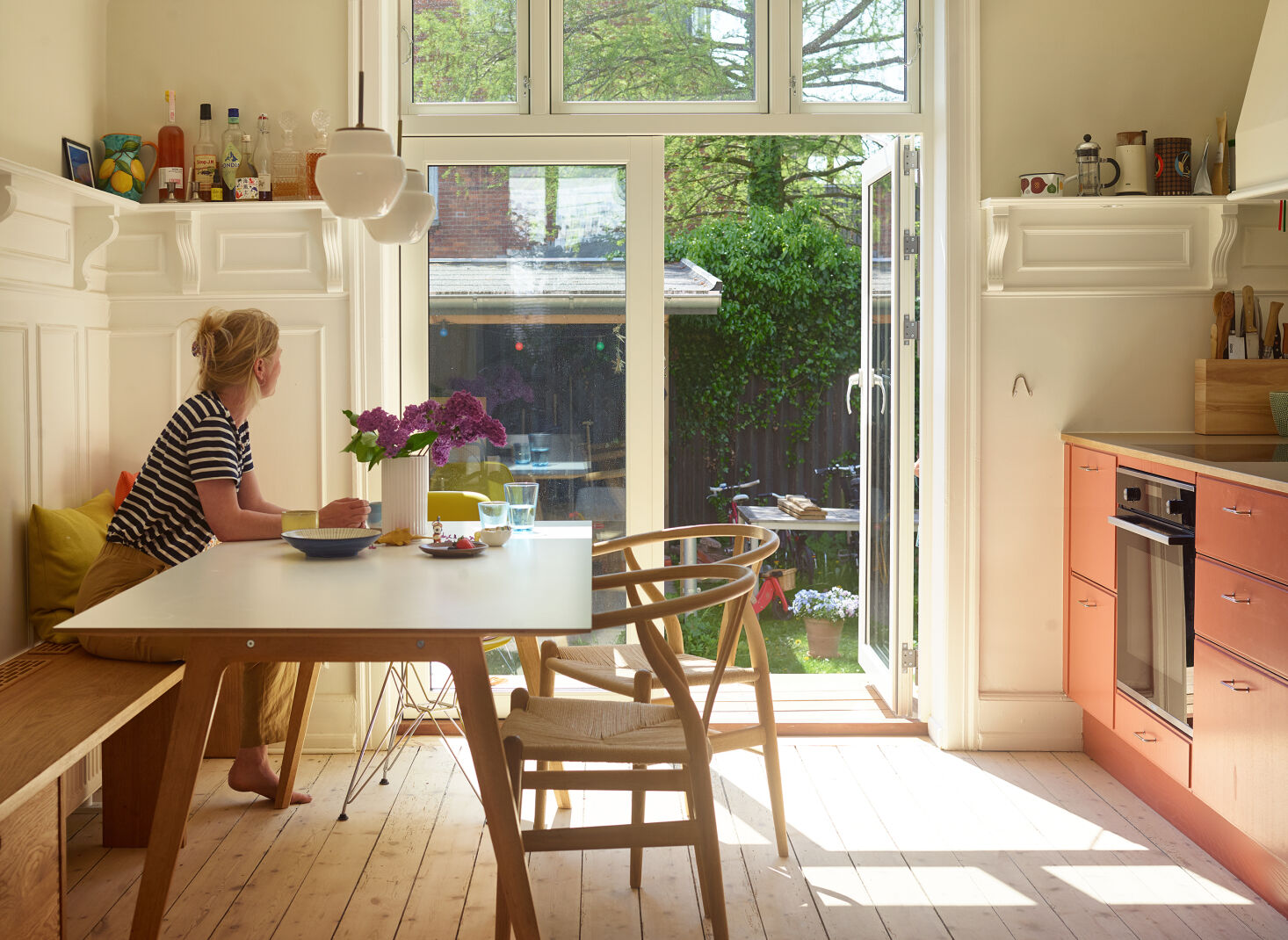 Colorful Clean-Lined Kitchens by Stillark for a Multi-Generational ...