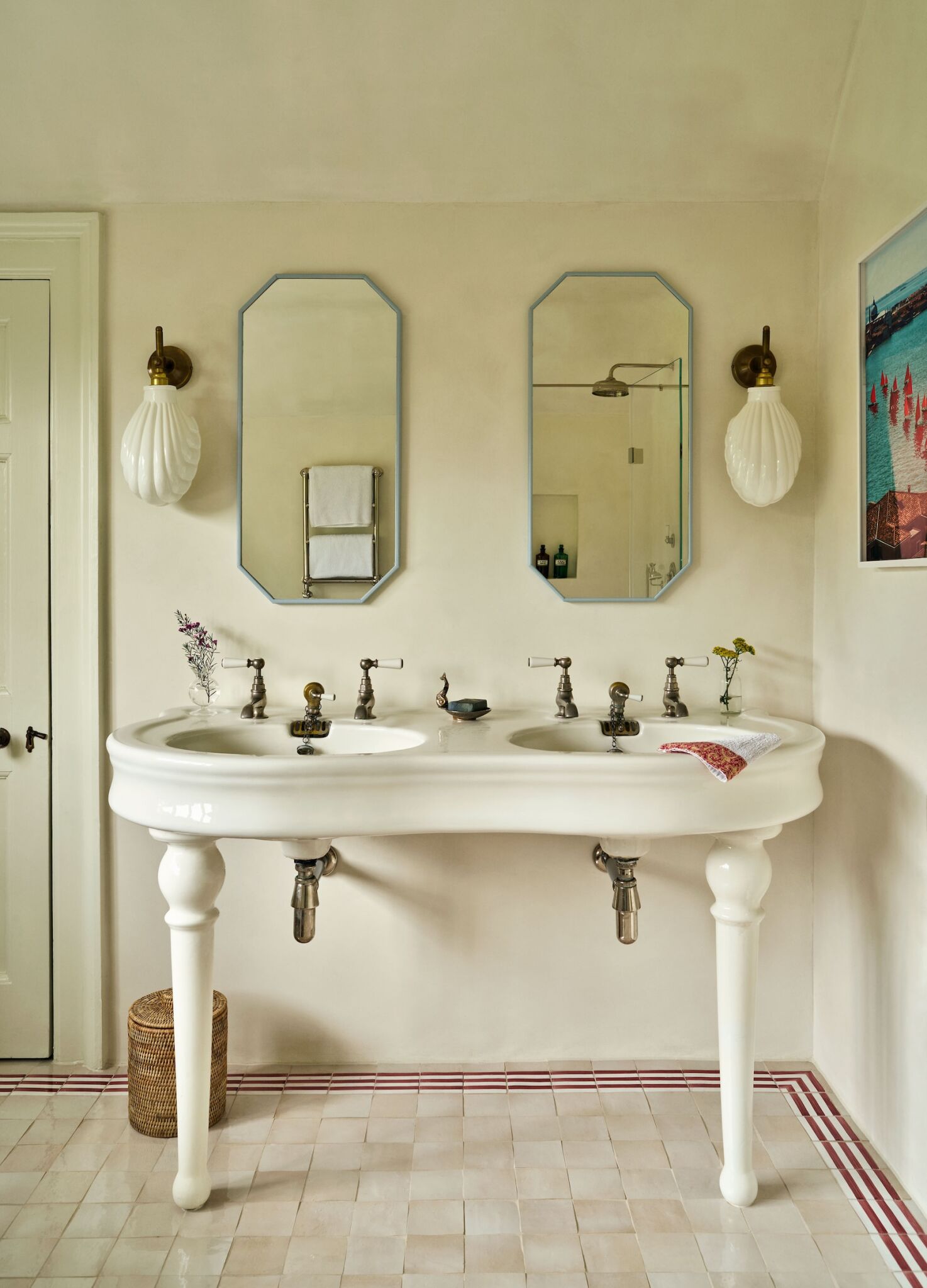 5 Stylish British Bathrooms by Studio Hollond