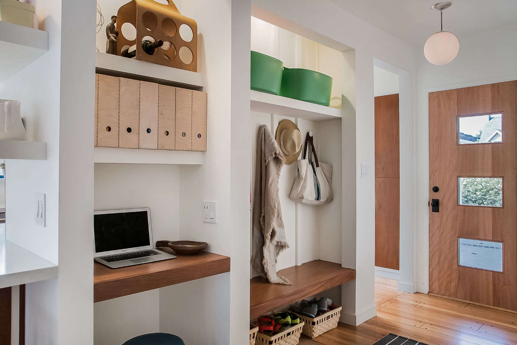 15 Favorites: Small-Space Offices Tucked into Niches